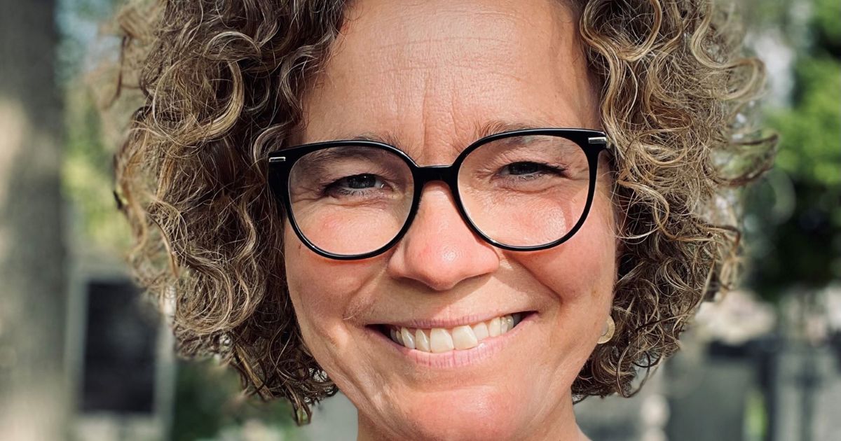 Magdalena er julevært hos Røde Kors - Akademikerbladet