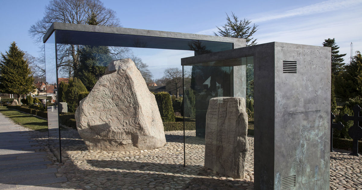 Er Jellingstenen sat af Harald Blåtand i cirka 965? - Akademikerbladet